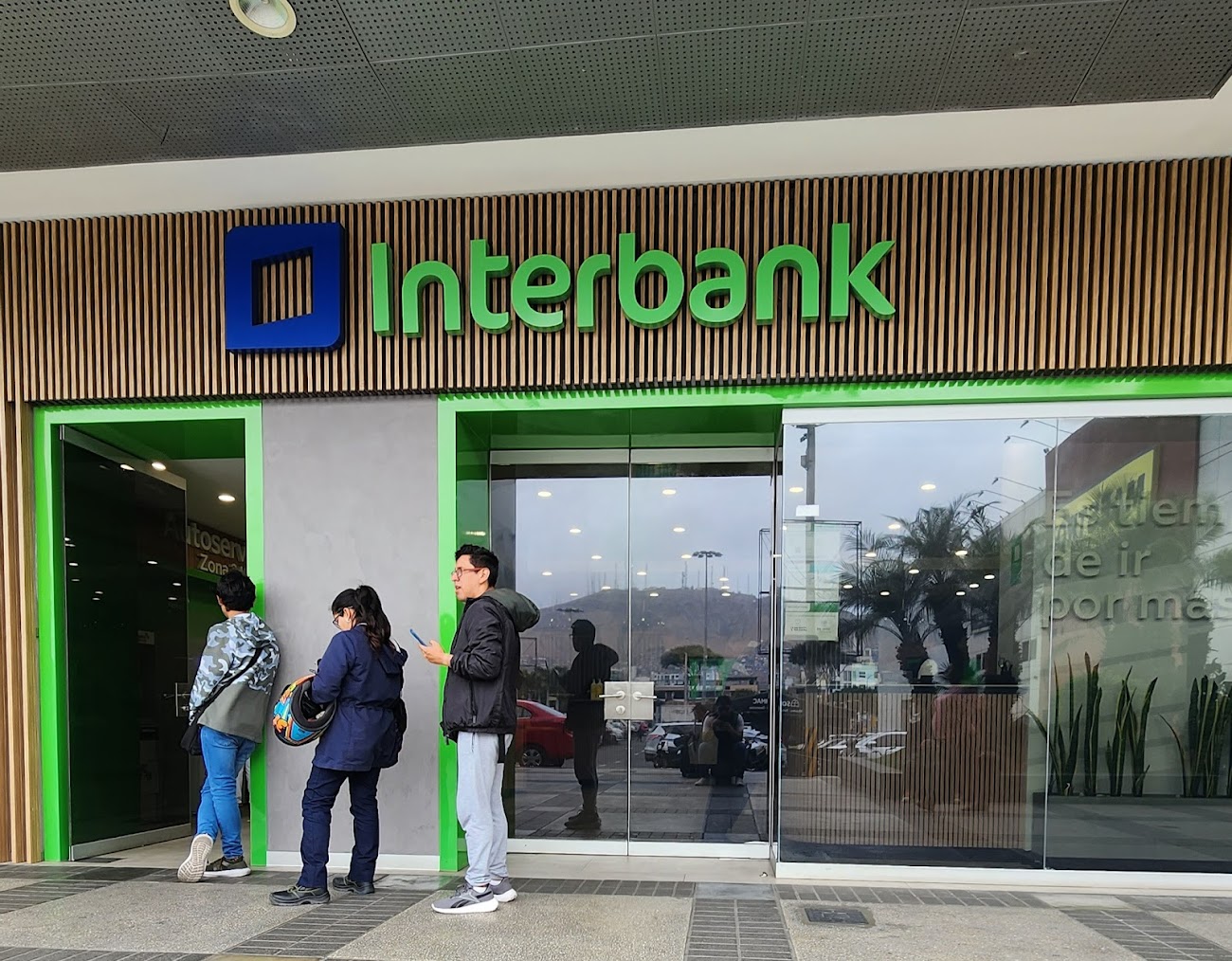Tienda Interbank - Plaza Sur - Viajar a Perú